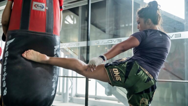 4 Tips For A Powerful Muay Thai Roundhouse Kick - Evolve University