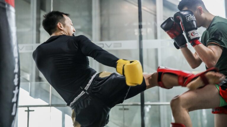 4 Tips For A Powerful Muay Thai Roundhouse Kick - Evolve University